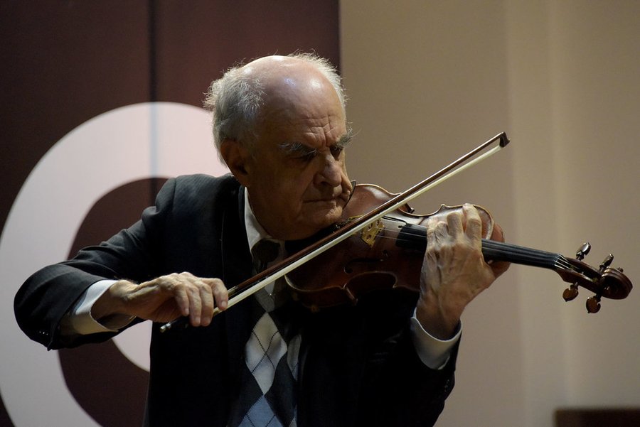 Walter Field: 80 años al lado de un violín – La Revista